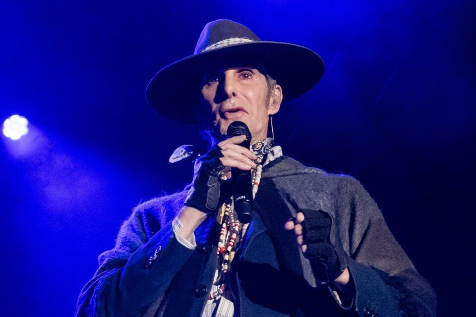 Perry Farrell Apologizes to Jane’s Addiction Bandmates and Fans Over ...